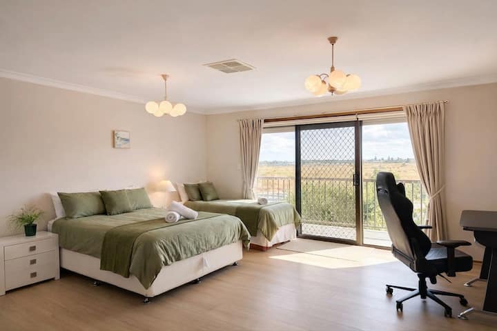 Whole 4br House · Sleeps 9 · Huge Backyard - Point Cook