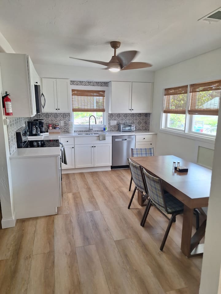 Sponge City Bungalow - Tarpon Springs, FL