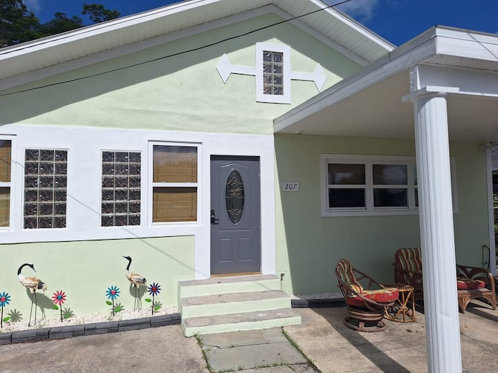 Sponge City Bungalow - Tarpon Springs, FL