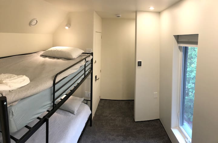 Rusticators Inn - Twin Bunk Suite - Peterborough, ON, Canada