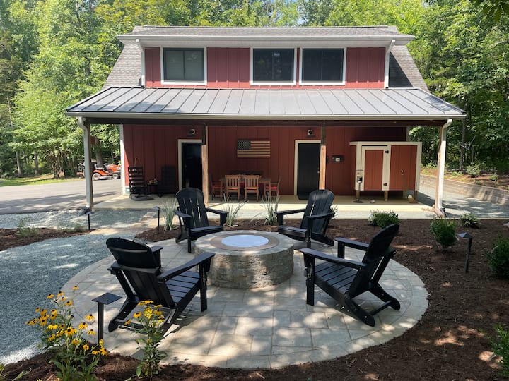 Carriage House-32 Acre Wooded Lot & Trails & Pond - Hillsborough, NC