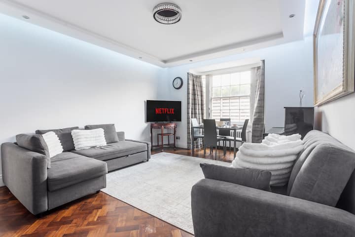 Notting Hill | Lift | 1 Minute To Tube | Sleeps 9 - London