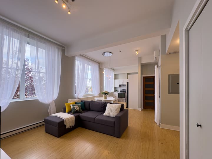 Bright Top-floor Loft | Parking + Pool | Near Yul - Dorval