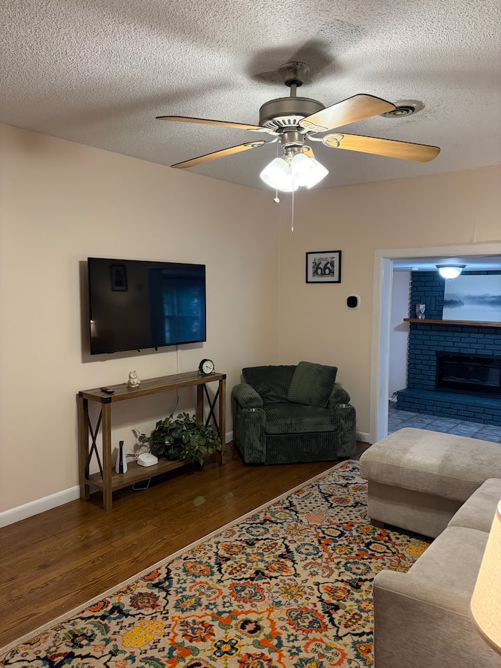 Queen City Quarters- Established Airbnb-new Owners - Springfield