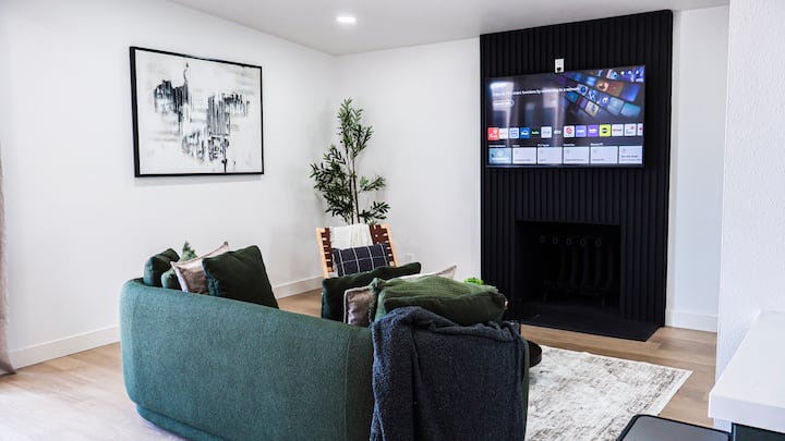Modern & Stylish 4-bedroom Home /Private Jacuzzi - Anaheim, CA