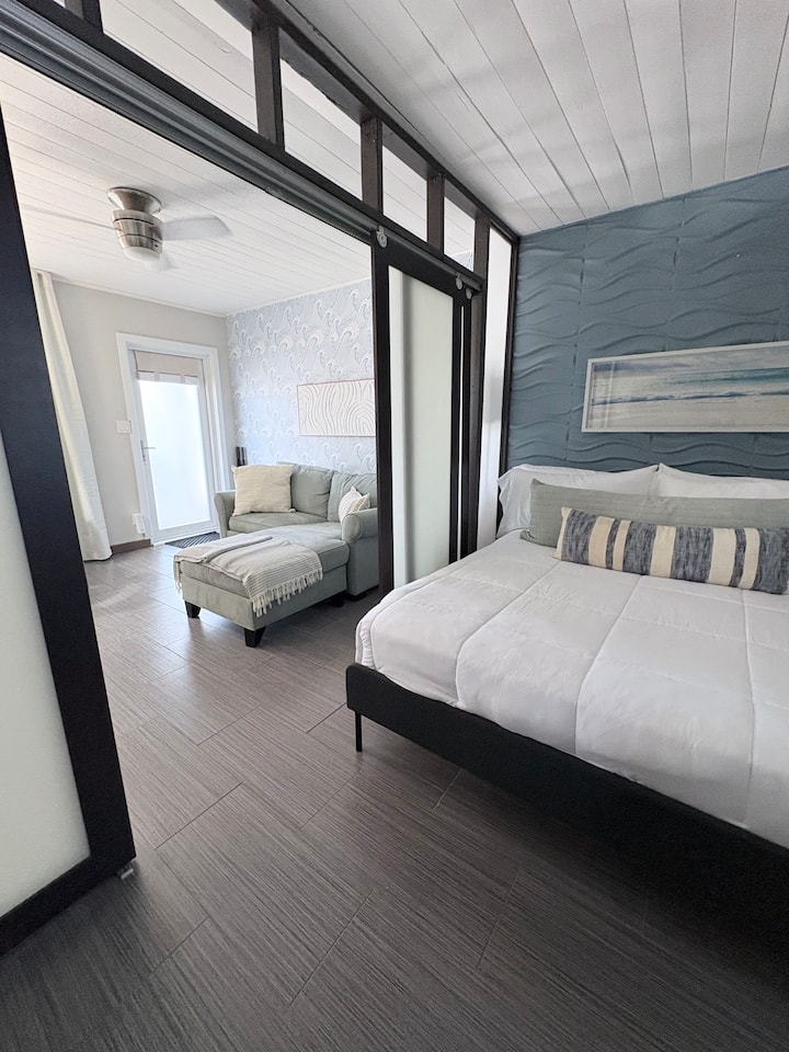 Blue Wave Retreat | Pool, Beach, Eats & Snorkeling - Riviera Beach, FL