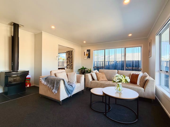Modern Napier House | Family & Business Friendly - Clive