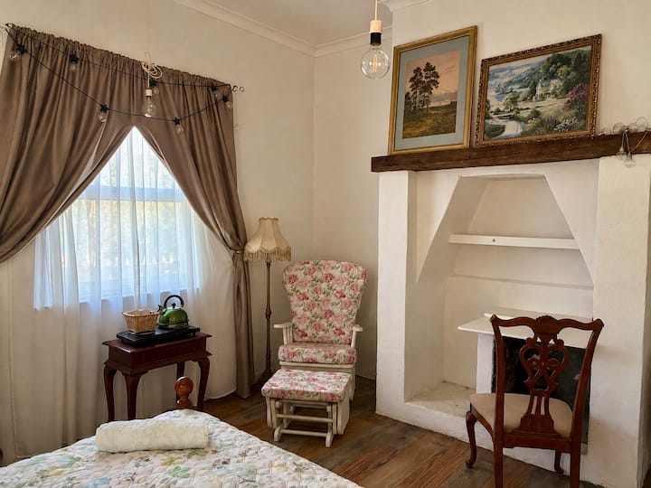 Charming Heritage Sleep-out. - Greenmount