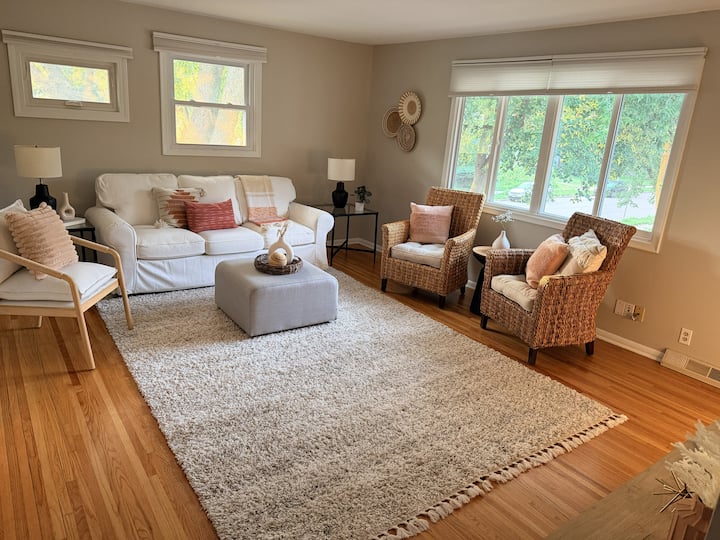 Charming 2br + Office | Fenced Yard & Parking - Edina, MN