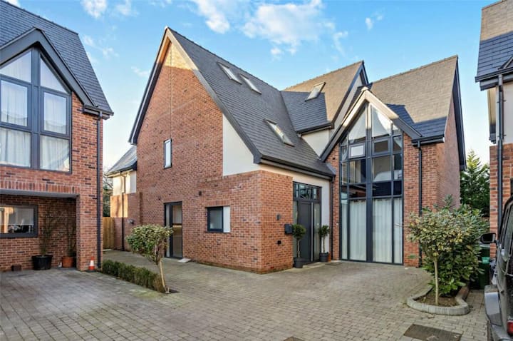 Incredible Luxury 5-bed Detached Wilmslow Home - Macclesfield