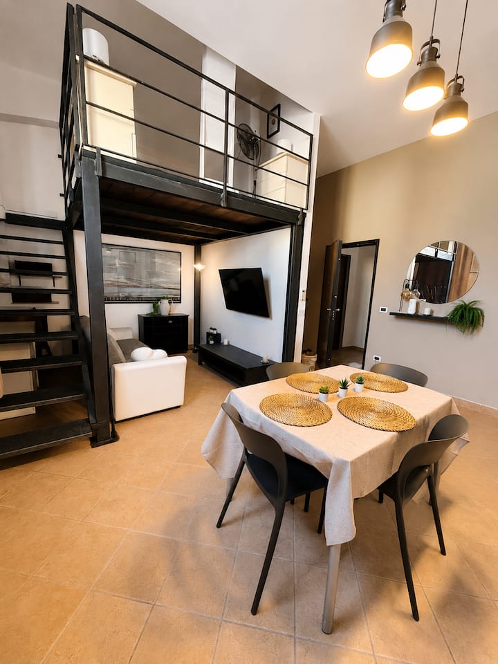 Loft21 - Loft Moderno Con Soppalco E Ampi Spazi. - Livorno