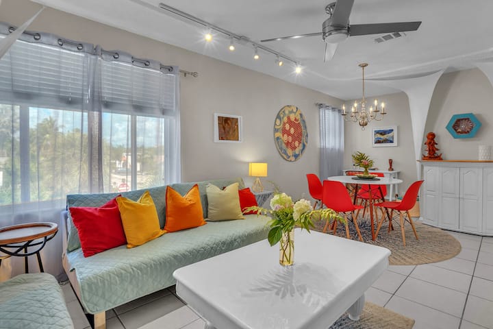Whole Complex Close To The Ocean W/ A Magical Garden Sanctuary & Salt Water Pool - Palm Beach, FL