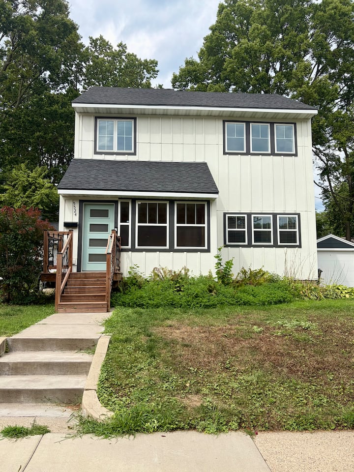 3 King Beds 3 Baths Near Minnehaha & Downtown - Minneapolis, MN