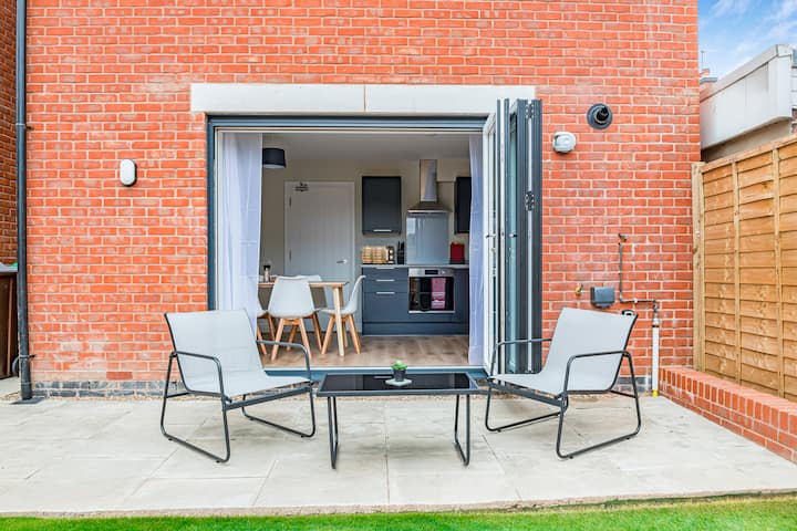 Brand New 4br House | Free Parking - Nottingham