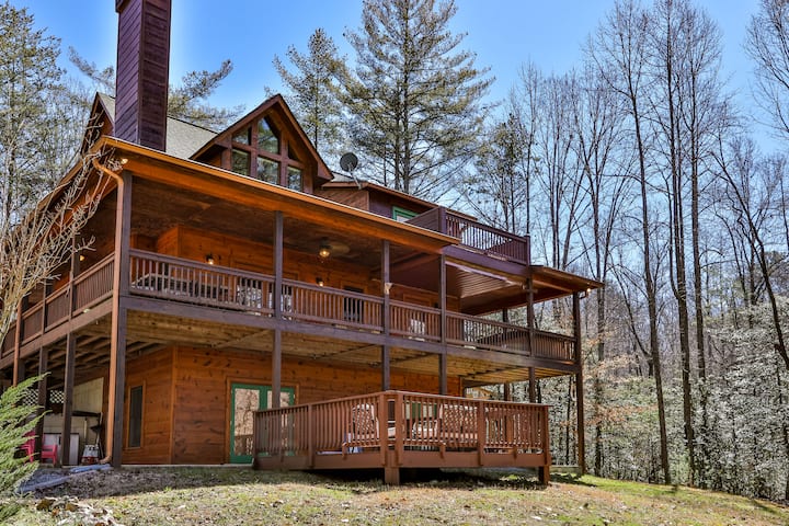 Mountain Escape | Hot Tub, Fire Pit, Games + Pets - Ellijay, GA