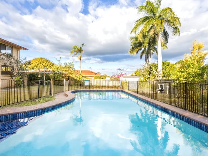 Great Value Family Stay | Central & 2 Living Areas - Brisbane