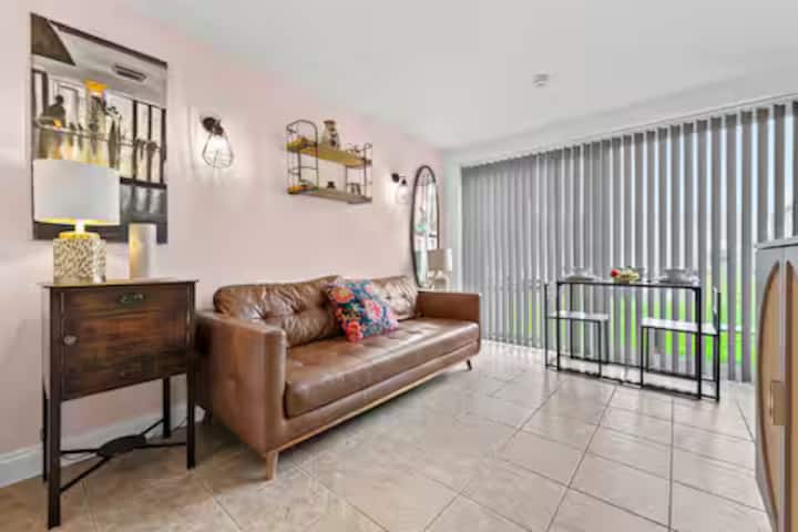Long Stays | Near Warwick Hospital, Free Parking - Warwick