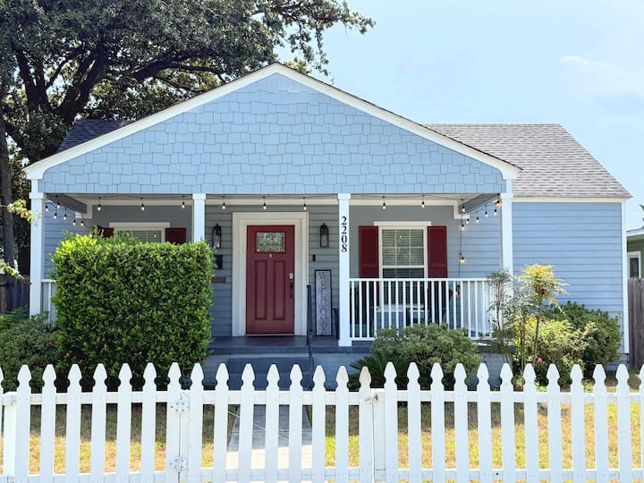 Near Beach & Downtown | Sleeps 8 | 2 Full Baths - Gulfport, MS