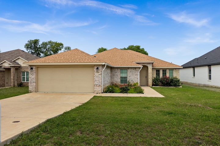 Clean & Comfy Home | 4 Bed, 2 Bath | Grand Prairie - Grand Prairie, TX