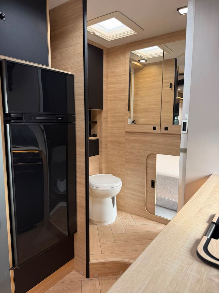Luxury Camper | Cannstatter Wasen | Sleeps 4 - Stuttgart