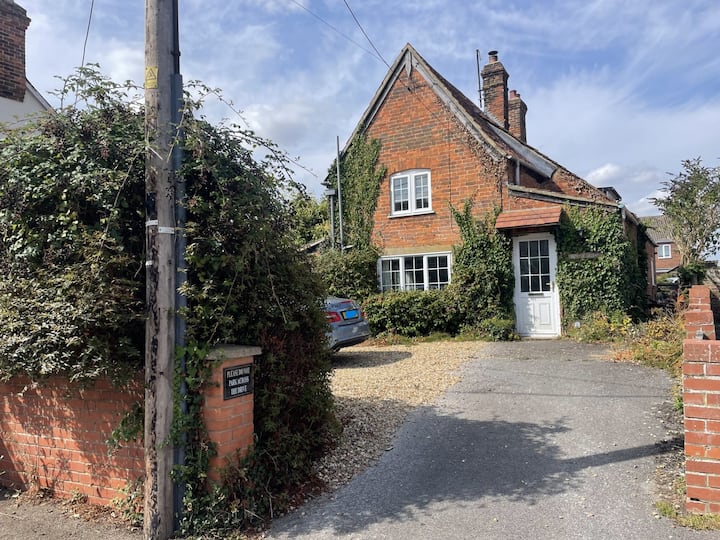 Characterful Cottage In Wiltshire Village - Melksham