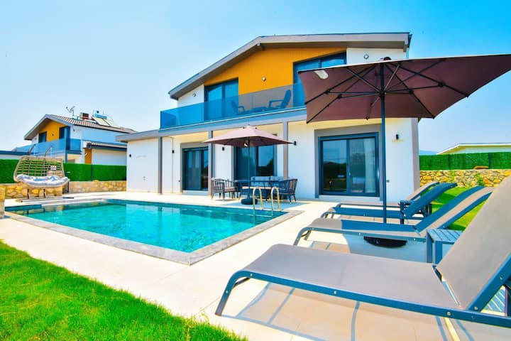 Fethiye'de Korunaklı 3+1 Sıcak Havuz Saunalı Villa - Fethiye