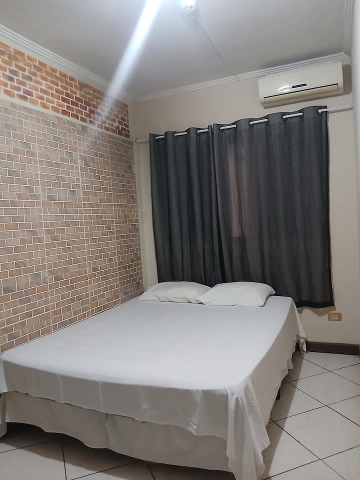 Suíte Casal, Com Uma Cama De Casal. - Arujá