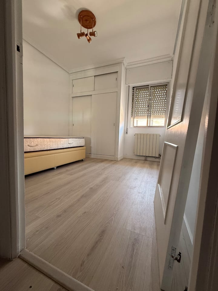 Habitación Amplia Con Ventana - Alcala de Henares