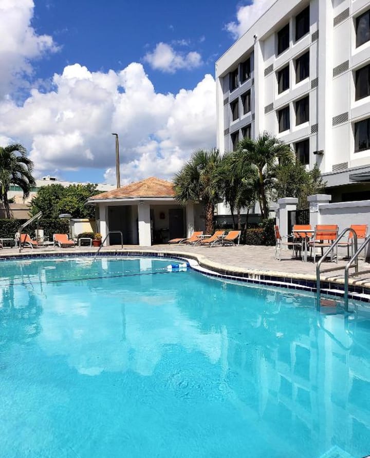 Minutes From Miami Dade Uni + Free Breakfast - Hialeah, FL