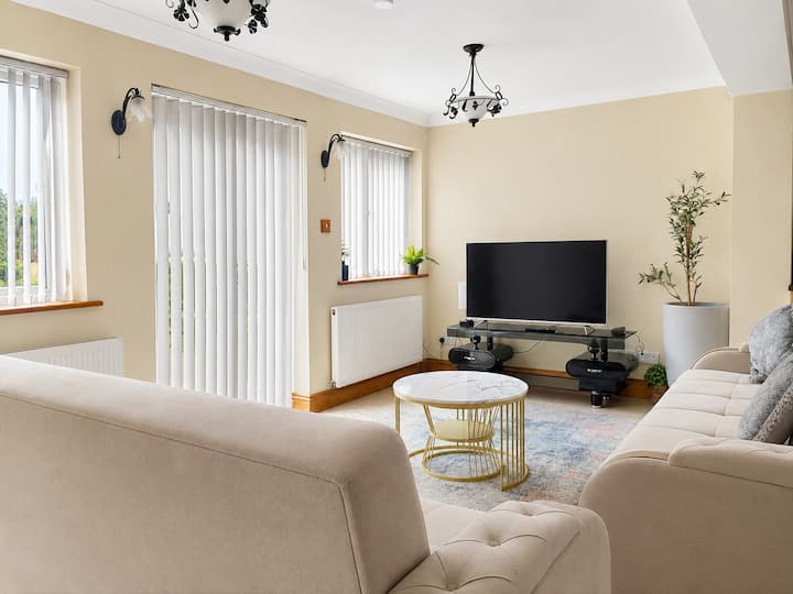 4 Bed Home Sleeps 10 Driveway Jacuzzi A406m25a10 - Enfield
