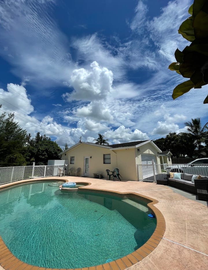 Palm Royal Escape - West Palm Beach, FL