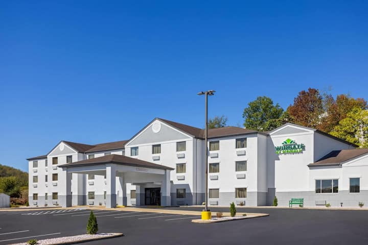 Wingate New Stanton | King | Free Parking - Mount Pleasant, PA