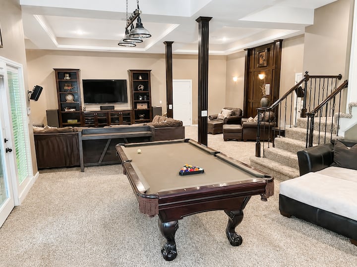 Executive Room Suite/pool Table/sleeps Up To 2 - Shawnee, KS