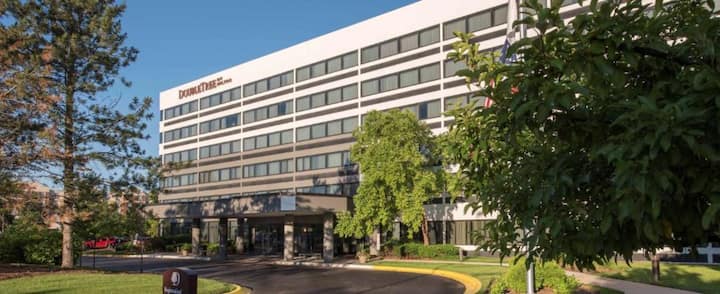 Minutes From Woodfield Mall + Free Parking&dining - Schaumburg