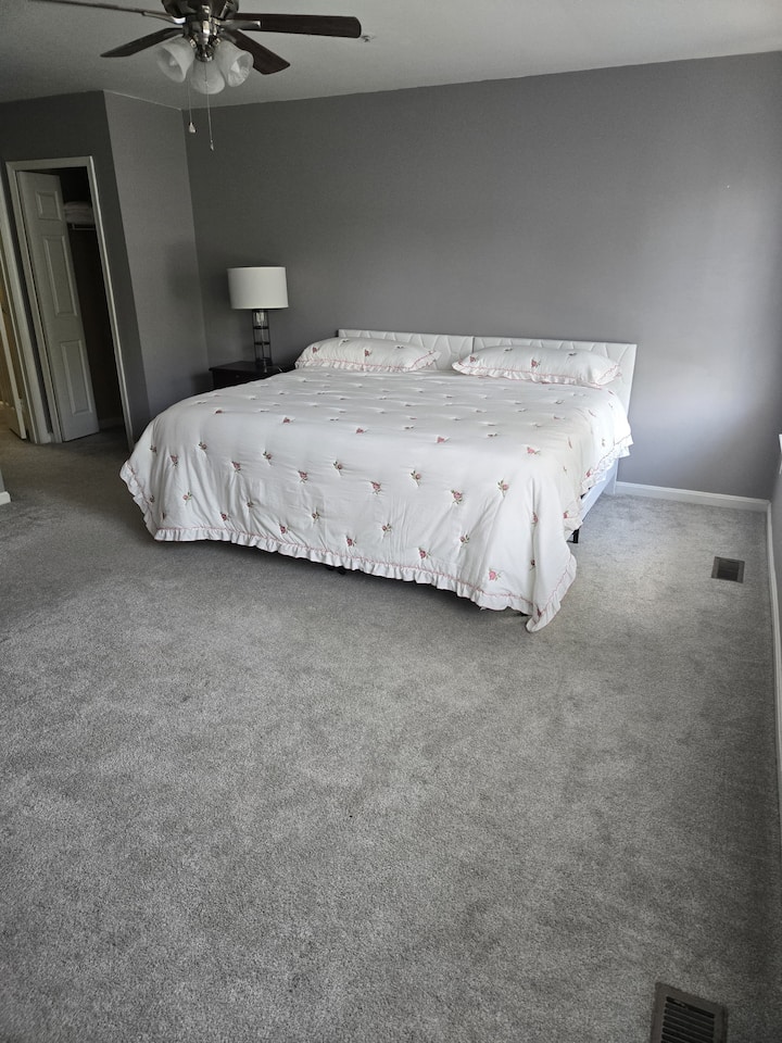 Spacious 3 Bedroom Townhome, Perfect For Families! - 日耳曼敦