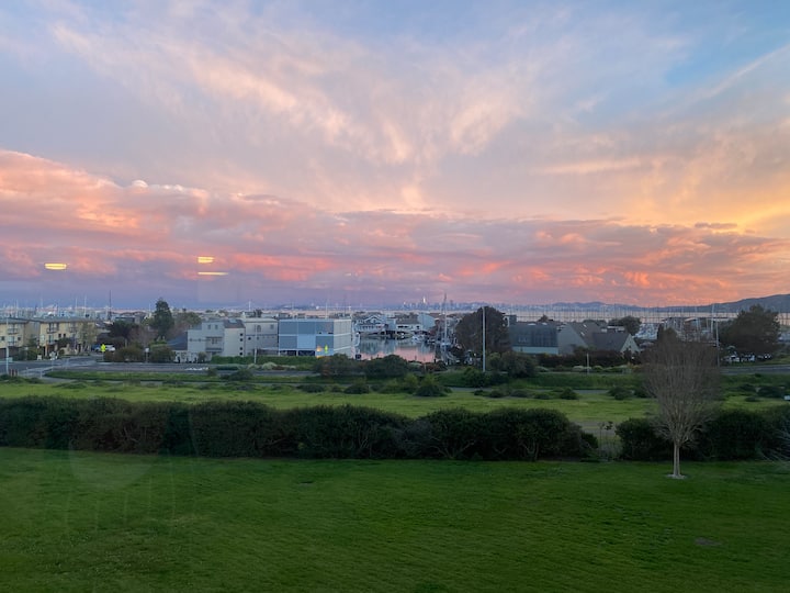 Large 1 Bedroom ~ Serene Waterfront Condo - El Cerrito, CA