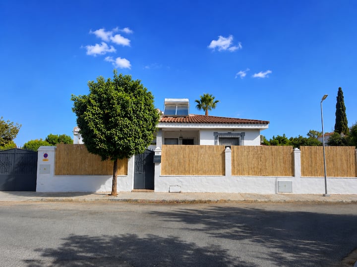 Chema's Cozy Villa · Pool, Garden & Bbq - Dos Hermanas
