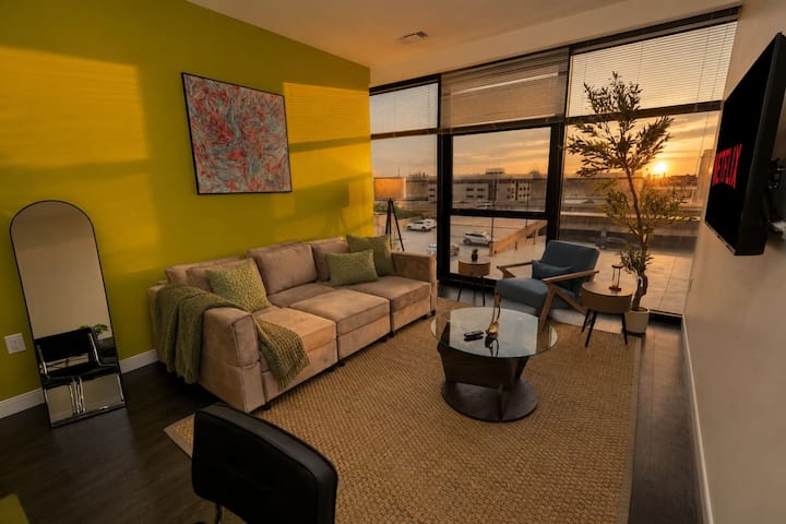 Stylish 2br Westown Suite - 5 Min To Deer District - Milwaukee, WI