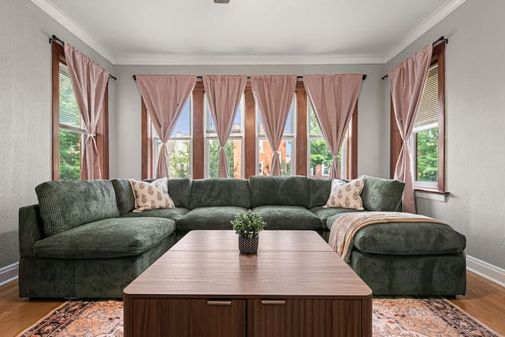 Huge 5bd Duplex Apt For 10: Theater, Games, Garage - Cicero, IL