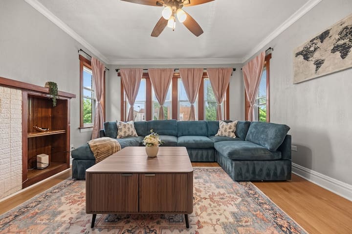 Spacious 3bd Apt For 6 W/garage + Laundry - Chicago, IL
