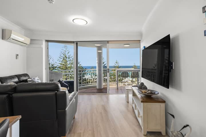 High-floor Burleigh Beach Retreat + Pool & Views - Tweed Heads