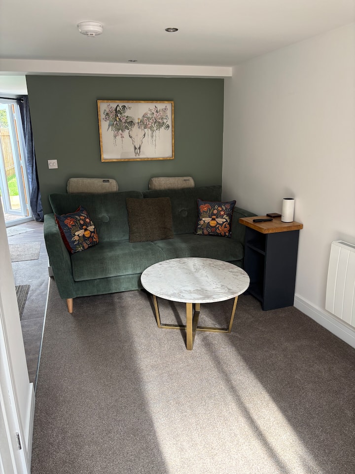 Newly Furnished One-bedroom Annexe - Gloucester