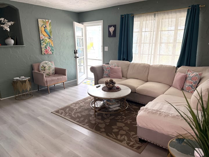 Beach Bliss & Artsy Haven 2br! - ガルフポート, FL