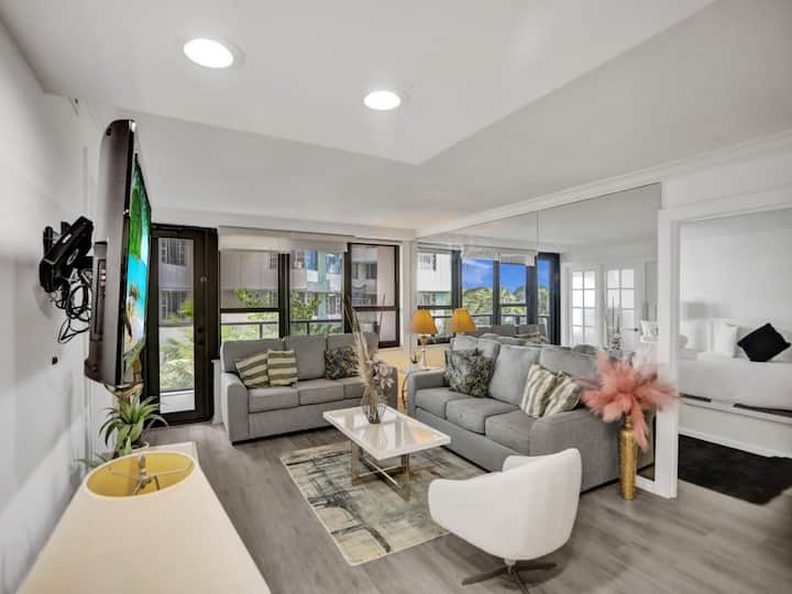 Chic Ocean View Condo | Beach Service | 516 - Miami Beach, FL