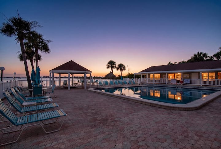 Bay Breeze Retreat | 1br | 2 Pools | Tennis - St. Petersburg, FL