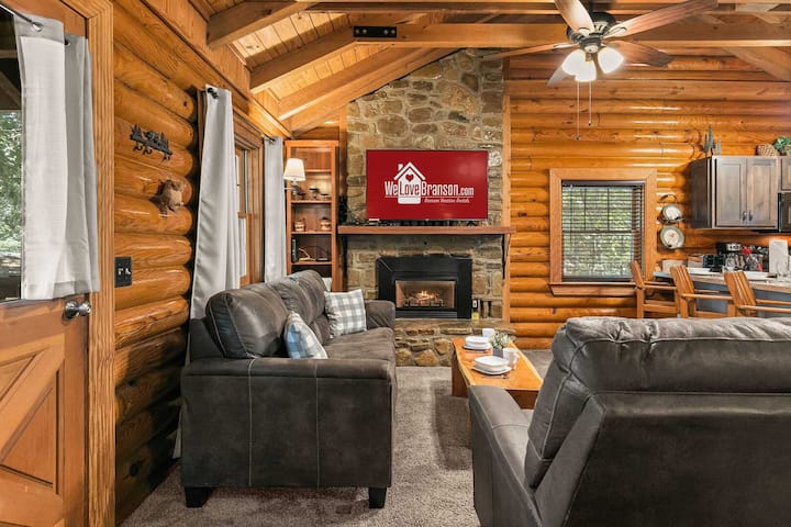 Log Cabin_soaker Tub_gas Fireplace_freetix - Branson, MO