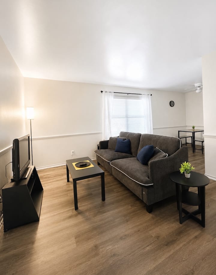 Comfortable, Two Bedroom Unit Off 287 - Waxahachie, TX
