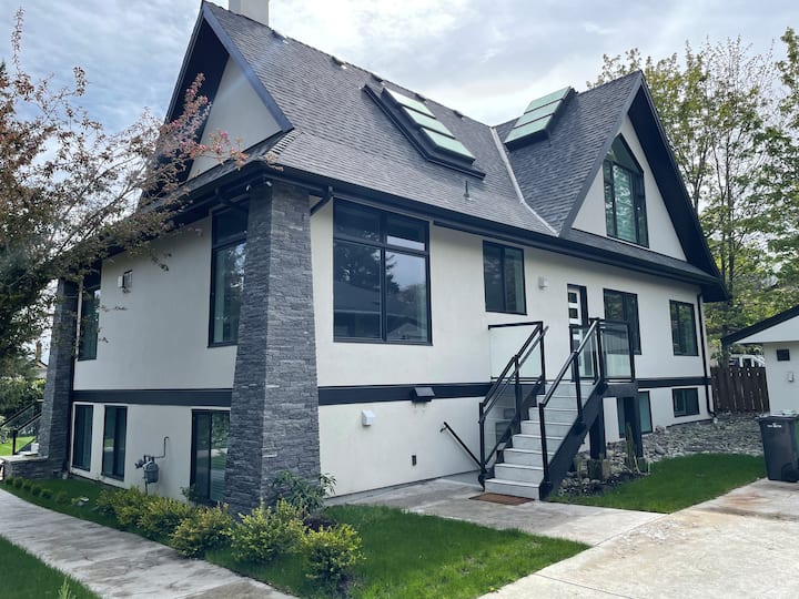 The Hidden Gem - Oak Bay