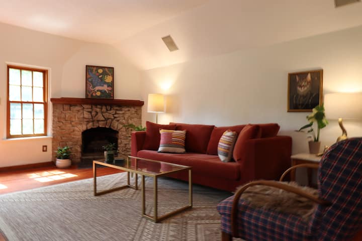 Charming Stone Cottage, 4 Minutes To Downtown! - Iowa City, IA