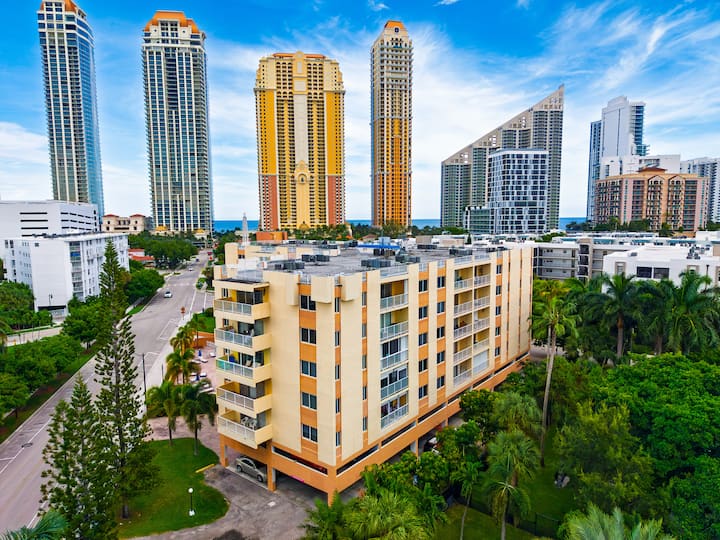 Sunny Isles Beach Condo  Shared Pool + Balcony - Sunny Isles Beach, FL